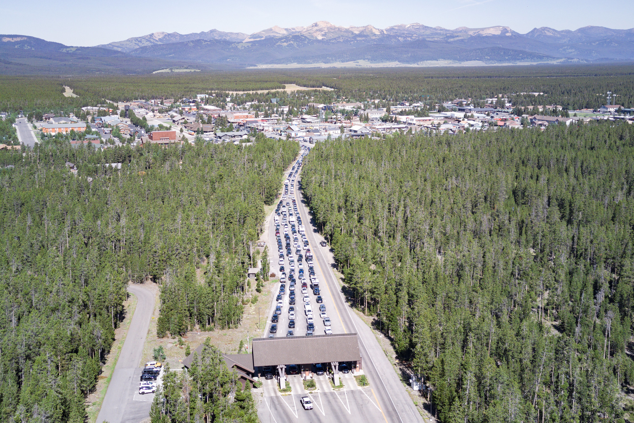 Cars, Shuttles and Congestion in Yellowstone - Mountain Journal